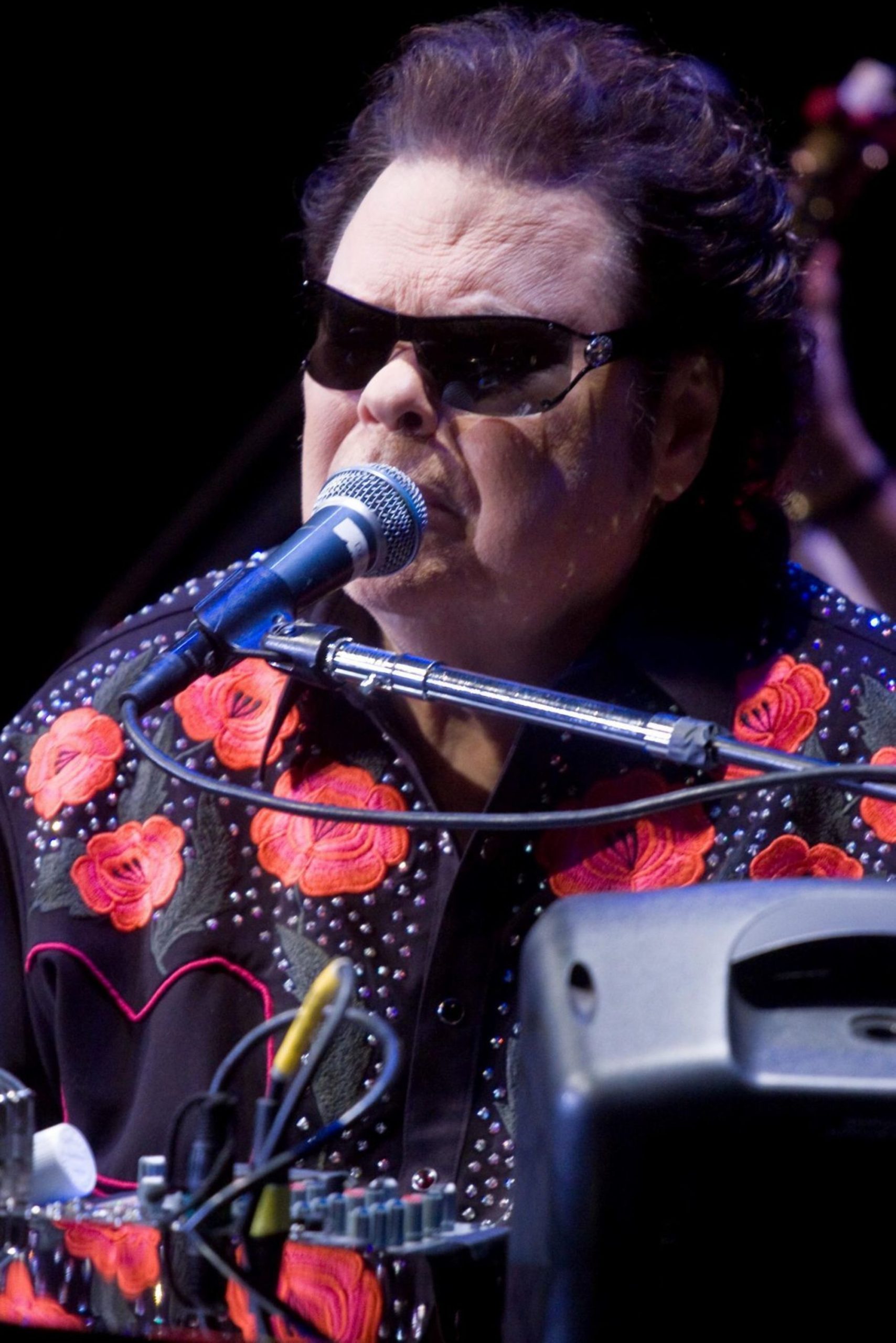 MILSAP DELIVERS PURE LOVE, HITS IN BRISTOL CONCERT - Paramount News ...
